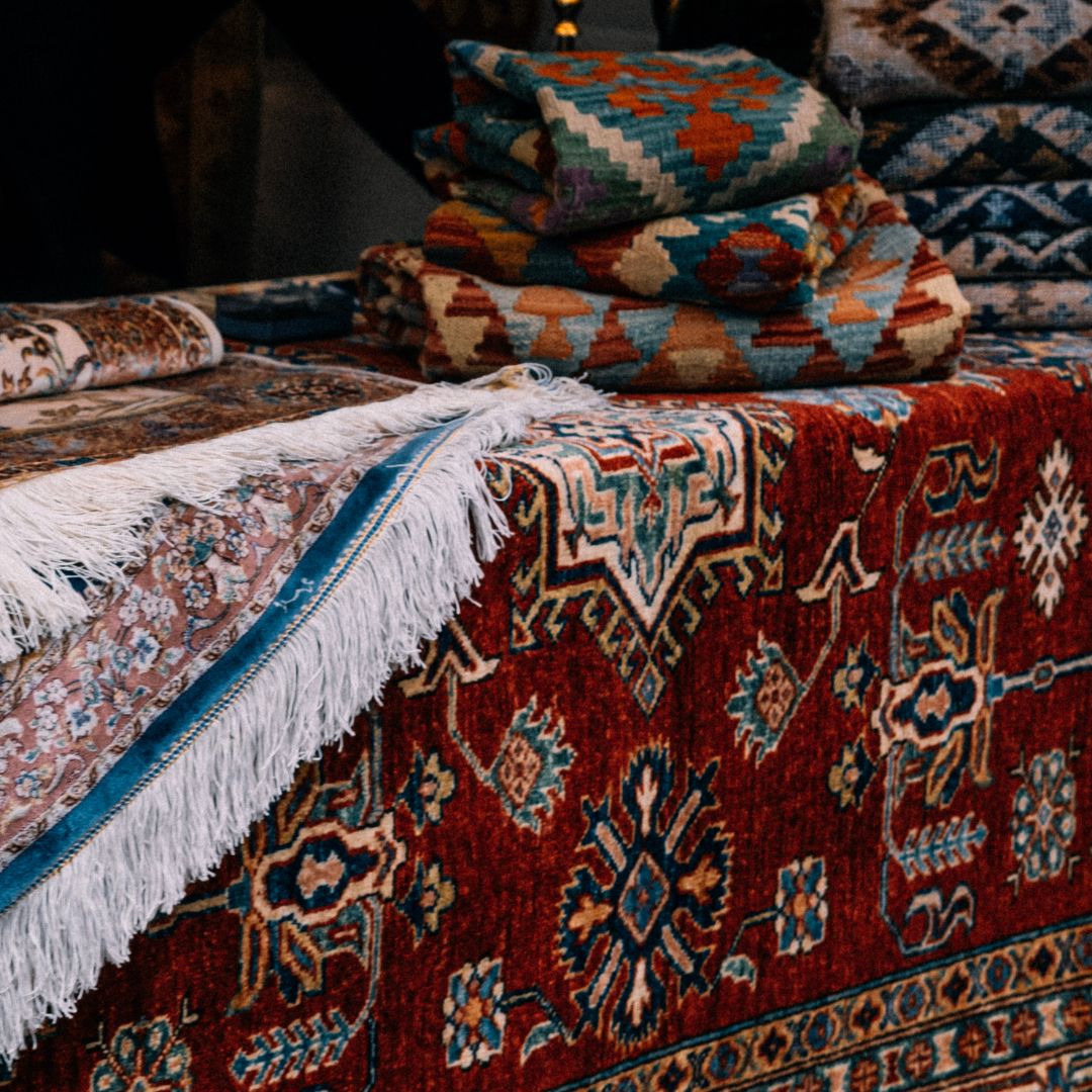 Udforsk vintage og farverigt tæppe til livlig boligindretning